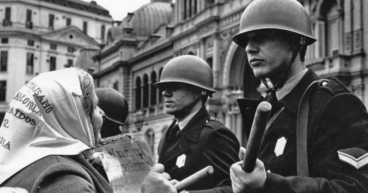 Madres de Plaza de Mayo: la historia de la primera ronda a la Plaza ...